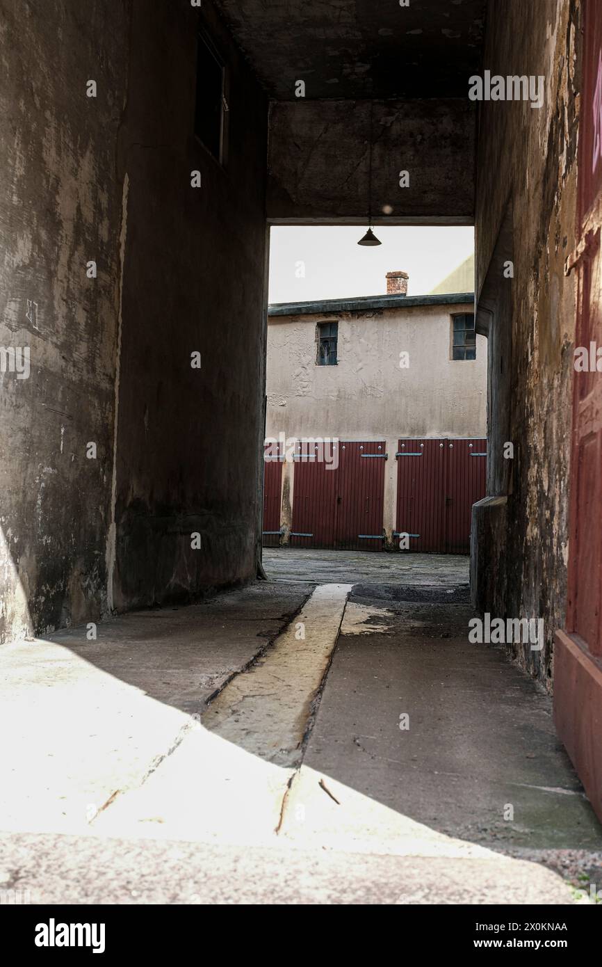 Old garages hi-res stock photography and images - Alamy