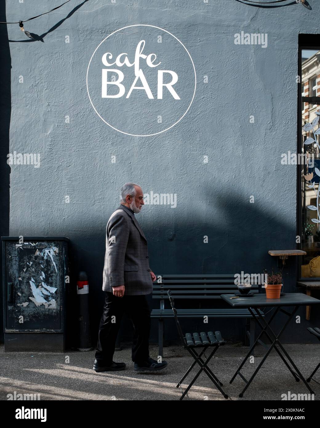 Cafe Bar, outdoor, pedestrian Stock Photo - Alamy