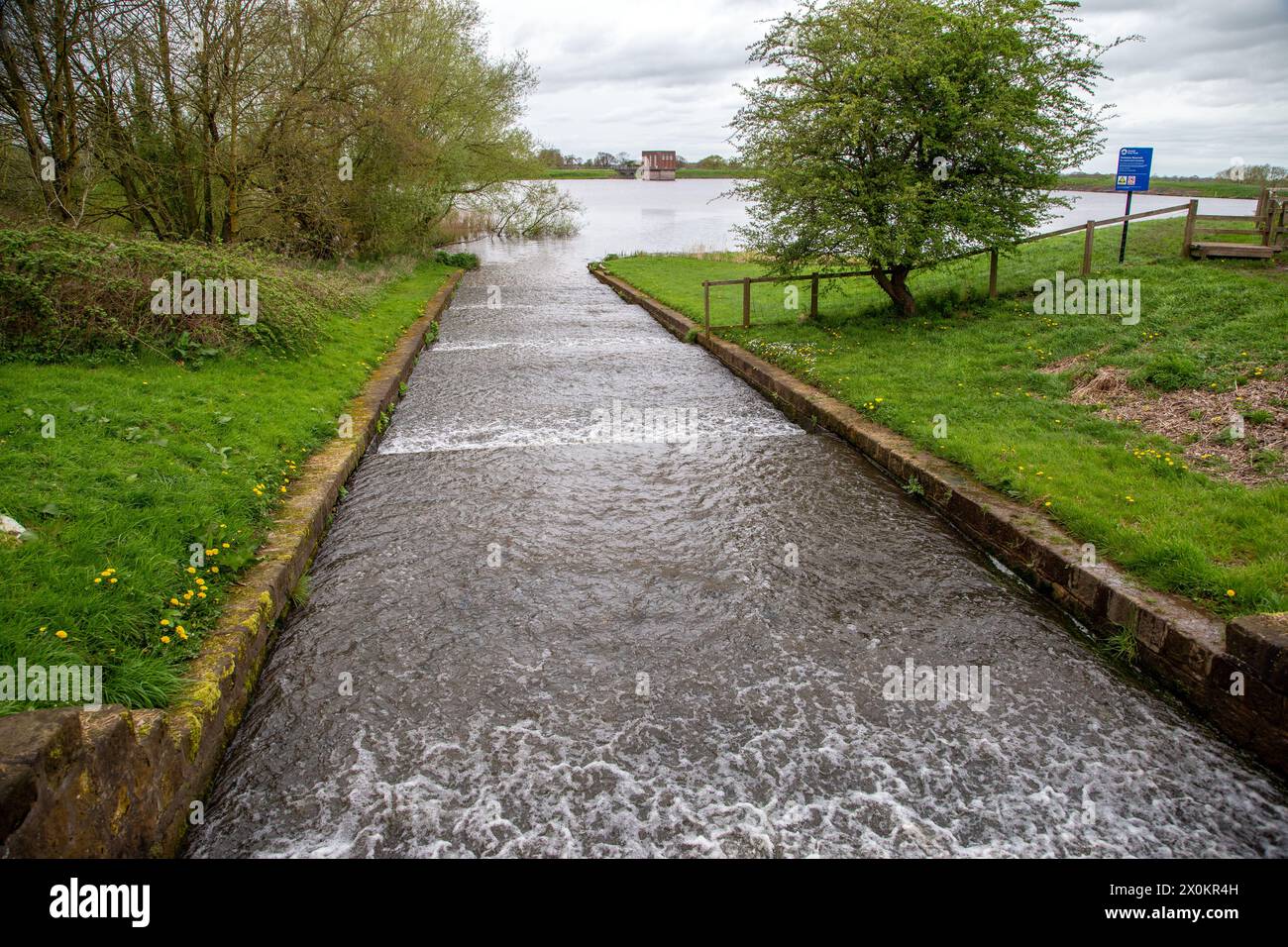Water from the Llangollen canal flowing into the Hurleston reservoir ...