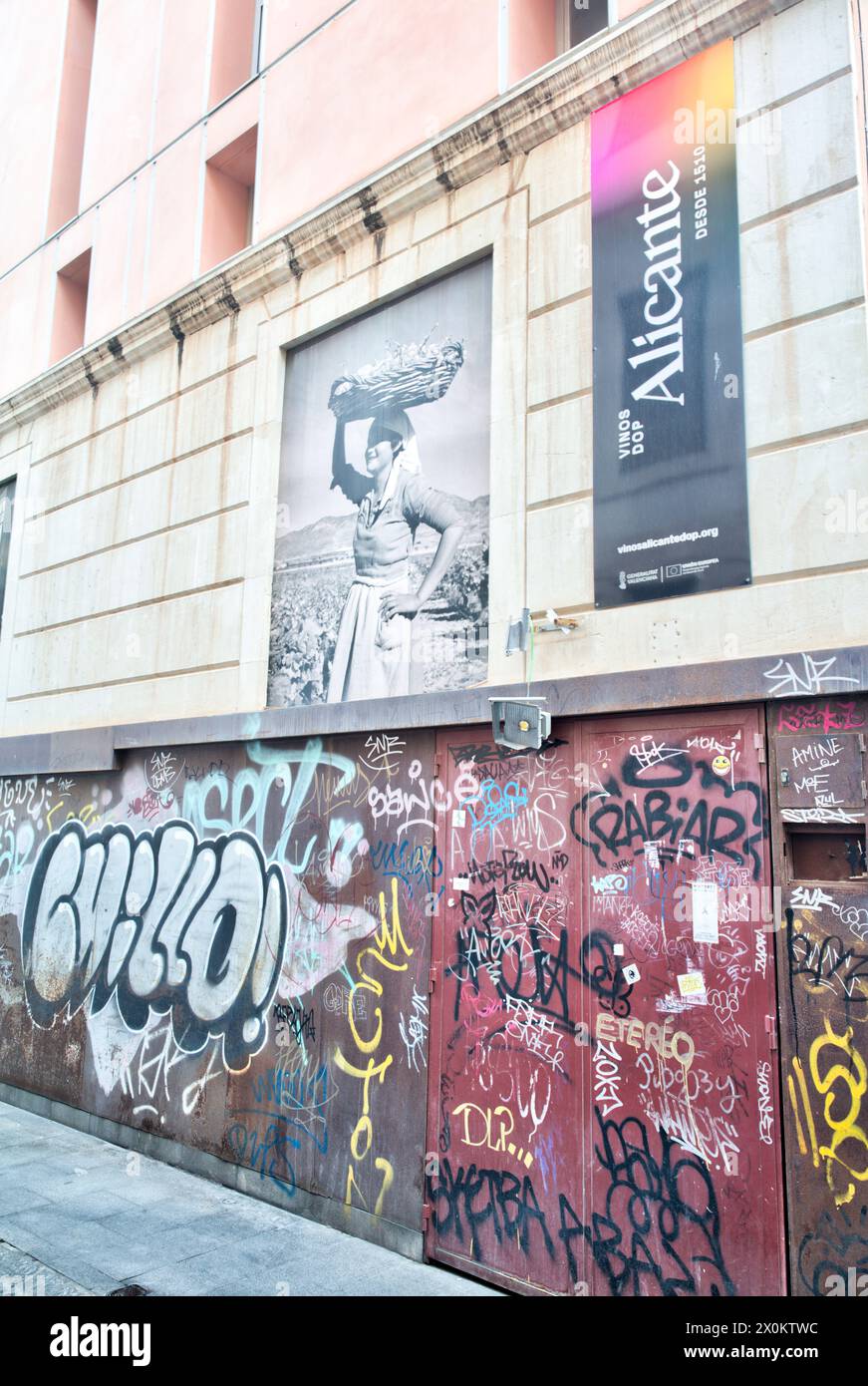 House facade, street art, old town, architecture, city tour, Alicante ...