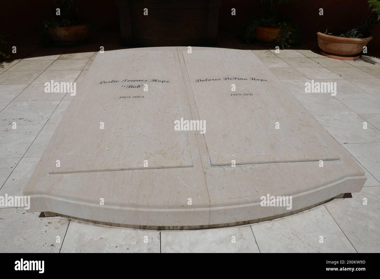 Mission Hills, Los Angeles, California, USA 11th April 2024 Entertainer ...