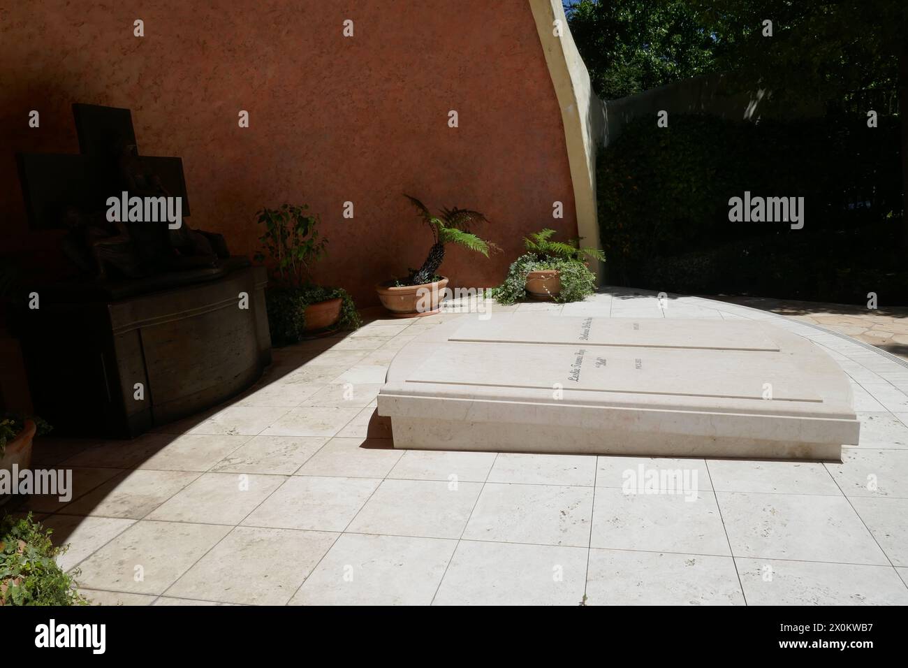 Mission Hills, Los Angeles, California, USA 11th April 2024 Entertainer ...