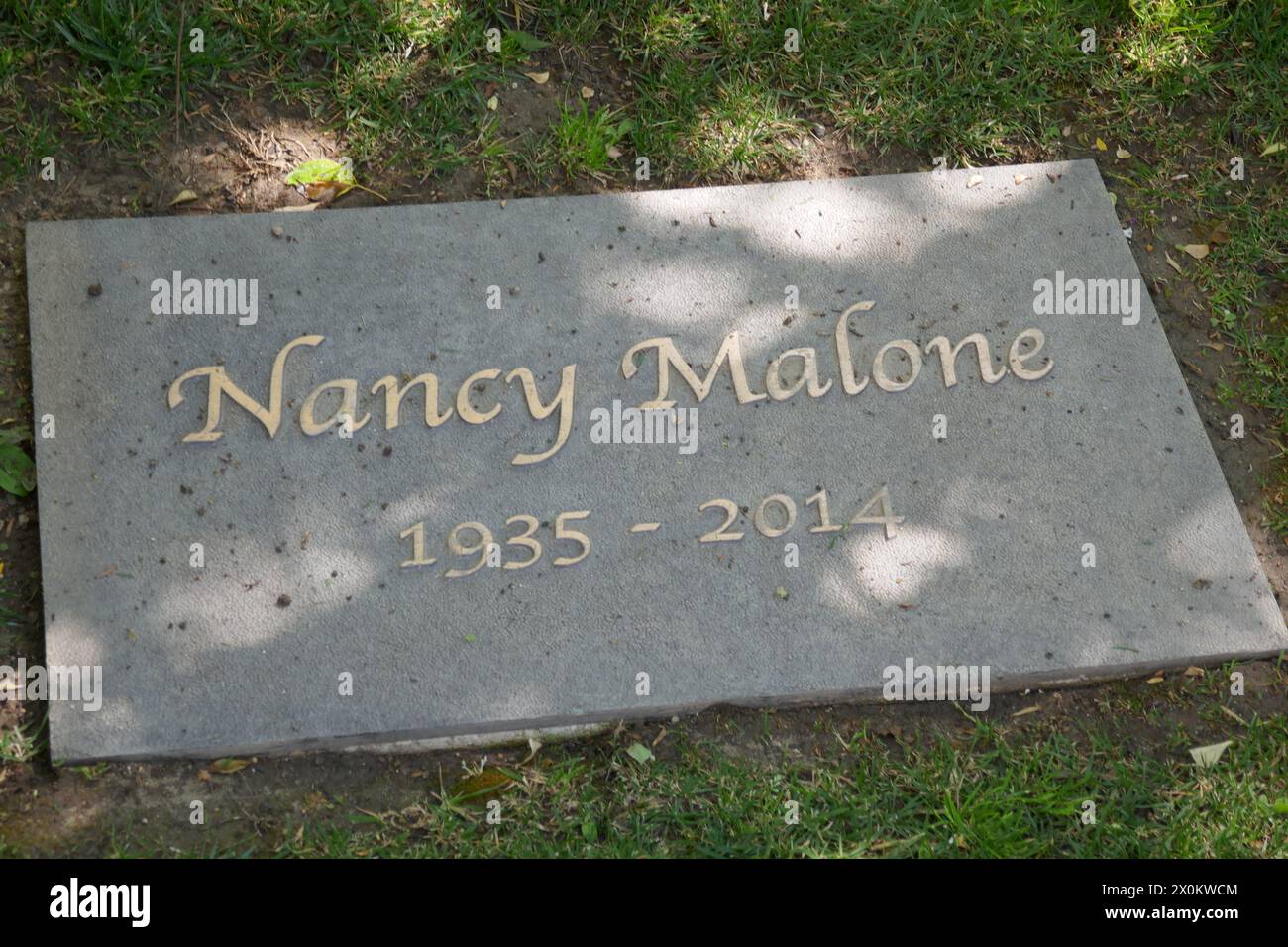Mission Hills, Los Angeles, California, USA 11th April 2024 Actress Nancy Malone Grave near ...