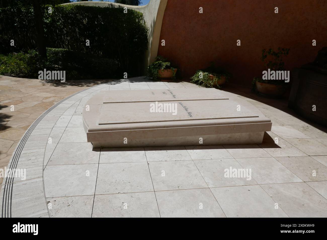 Mission Hills, Los Angeles, California, USA 11th April 2024 Entertainer ...