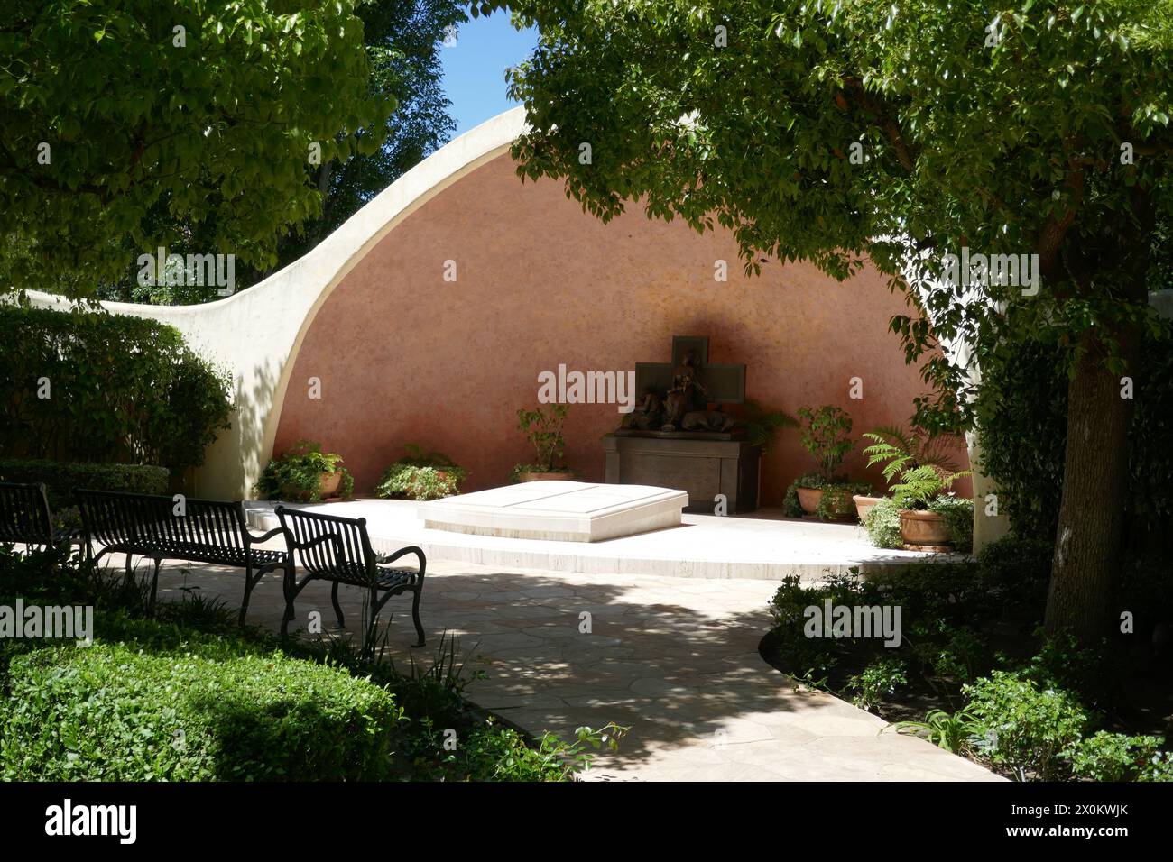 Mission Hills, Los Angeles, California, USA 11th April 2024 Entertainer ...