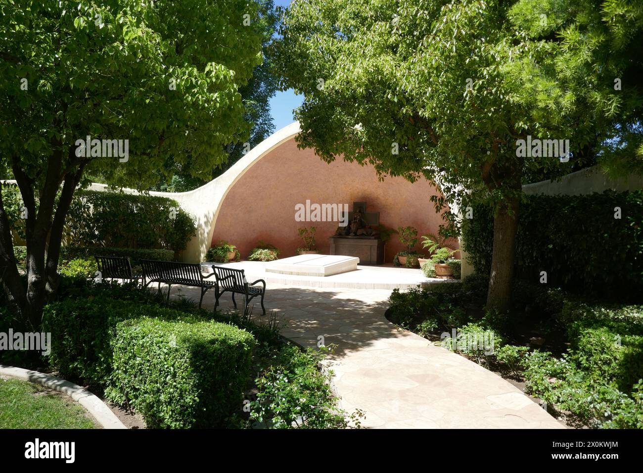 Mission Hills, Los Angeles, California, USA 11th April 2024 Entertainer ...