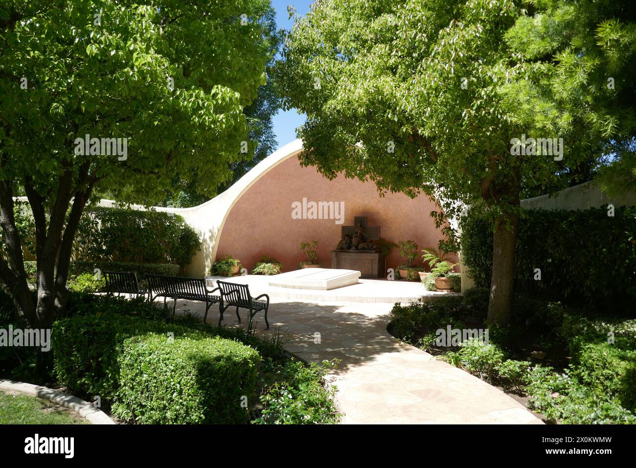 Mission Hills, Los Angeles, California, USA 11th April 2024 Entertainer ...