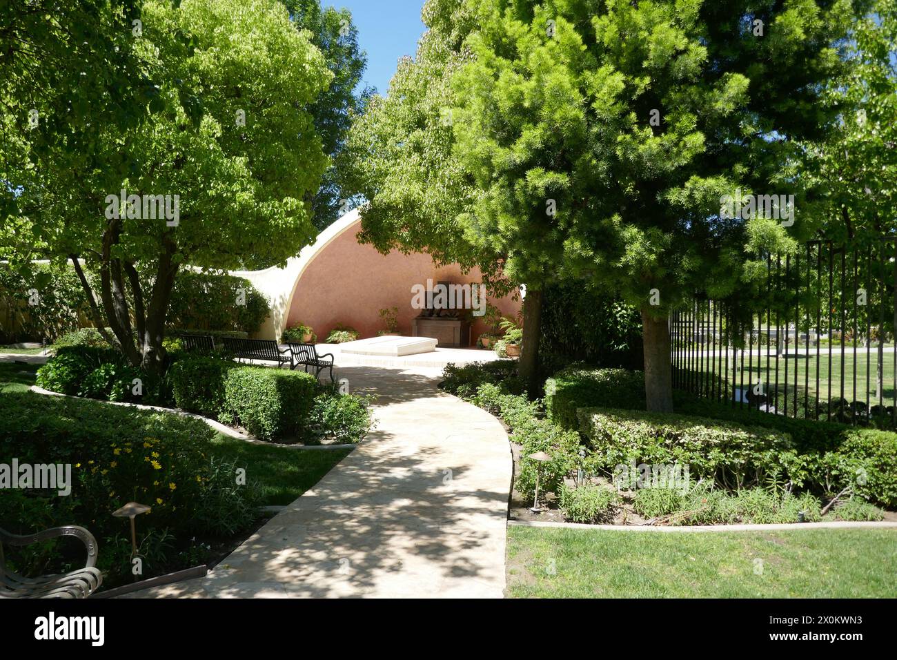 Mission Hills, Los Angeles, California, USA 11th April 2024 Entertainer ...