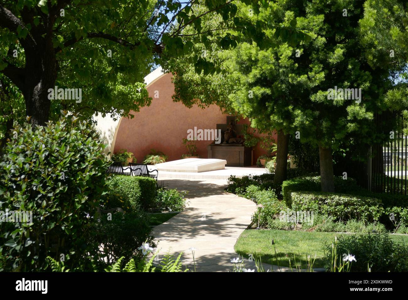 Mission Hills, Los Angeles, California, USA 11th April 2024 Entertainer ...