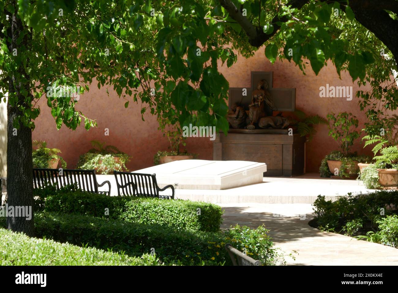 Mission Hills, Los Angeles, California, USA 11th April 2024 Entertainer ...