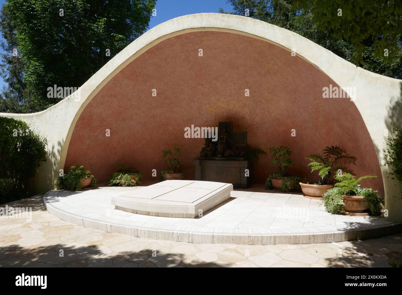 Mission Hills, Los Angeles, California, USA 11th April 2024 Entertainer ...