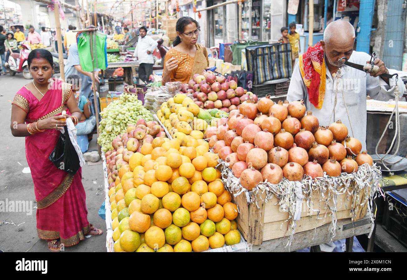 PATNA, INDIA - APRIL 12: Chhath devotees purchasing fruits at GPO ...