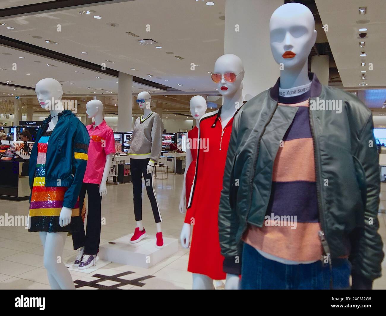 Retail mannequins hi-res stock photography and images - Alamy