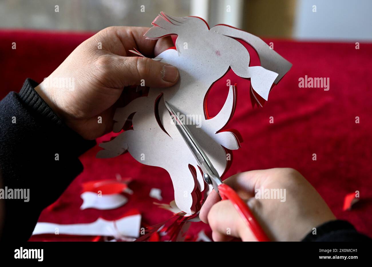 (240412) -- HOHHOT, April 12, 2024 (Xinhua) -- Duan Jianjun makes paper ...