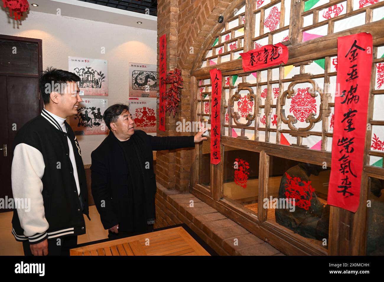 (240412) -- HOHHOT, April 12, 2024 (Xinhua) -- Duan Jianjun (R) and his apprentice Bao Zhiming ...