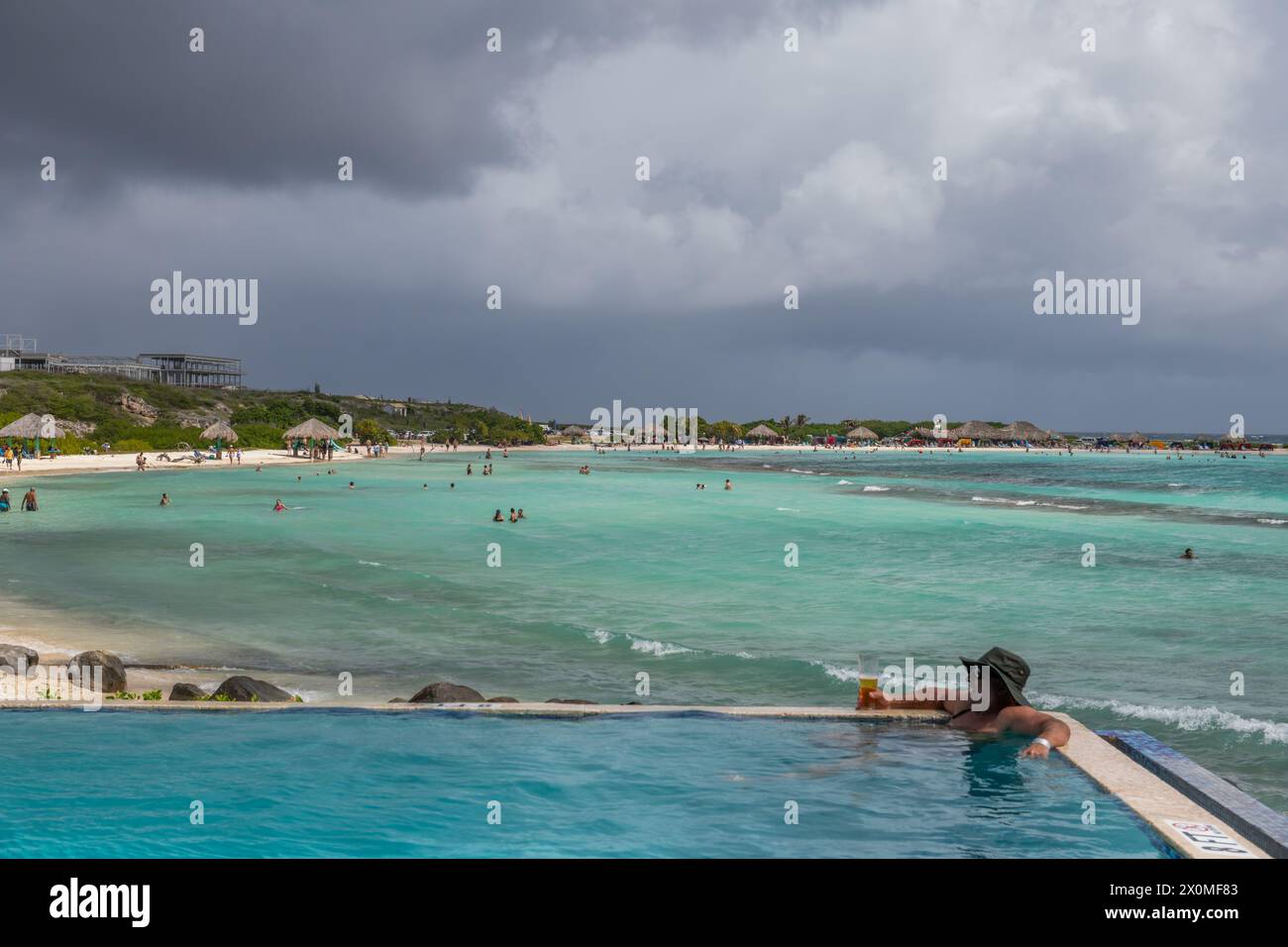 Baby Beach Aruba - infinity pool in foreground Stock Photo - Alamy