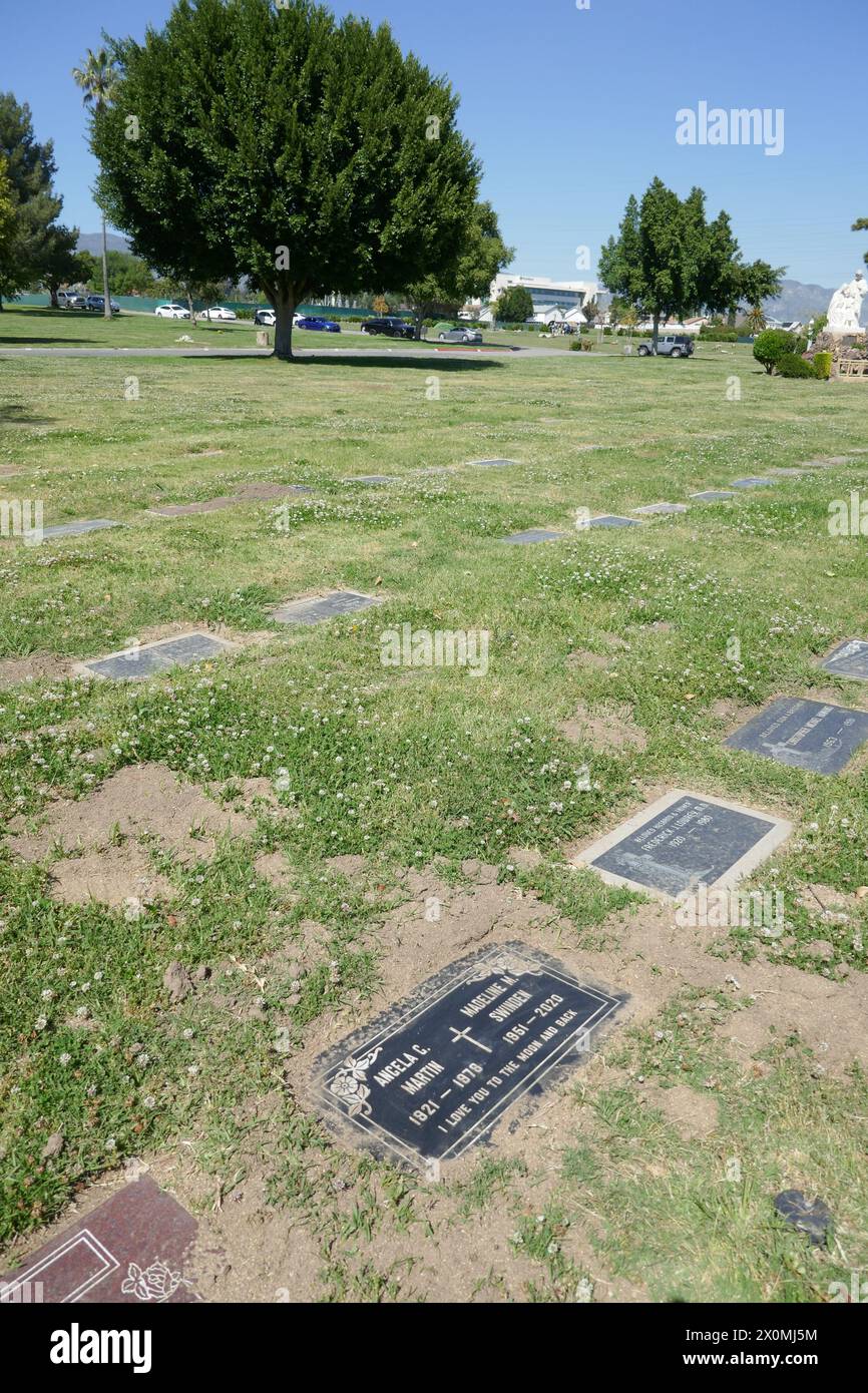 Mission Hills, Los Angeles, California, USA 11th April 2024 Actress Angela Greene Grave at San ...