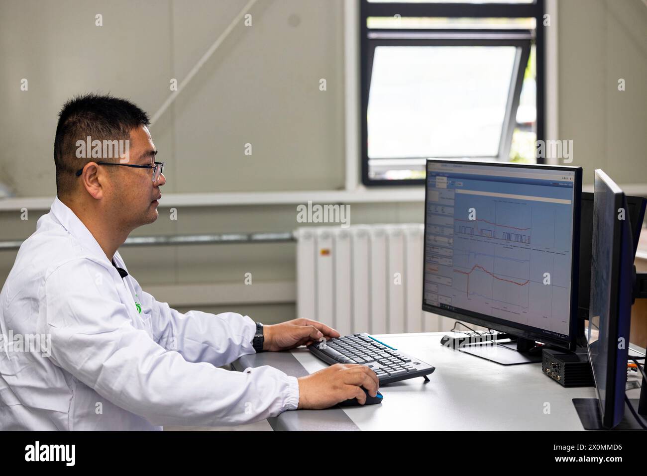 Ai data center technician hi-res stock photography and images - Alamy