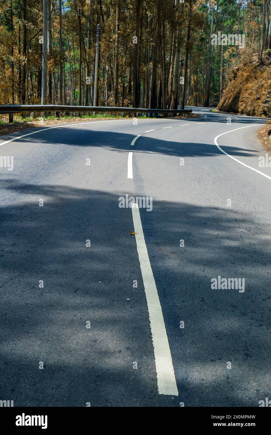 Highway road in middle beautiful hi-res stock photography and images ...