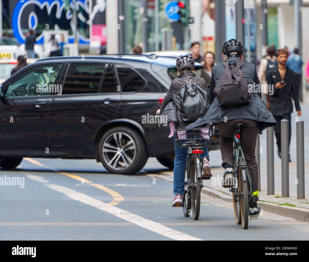 PRODUCTION - 12 April 2024, Hesse, Frankfurt/Main: Cyclists cycle in ...