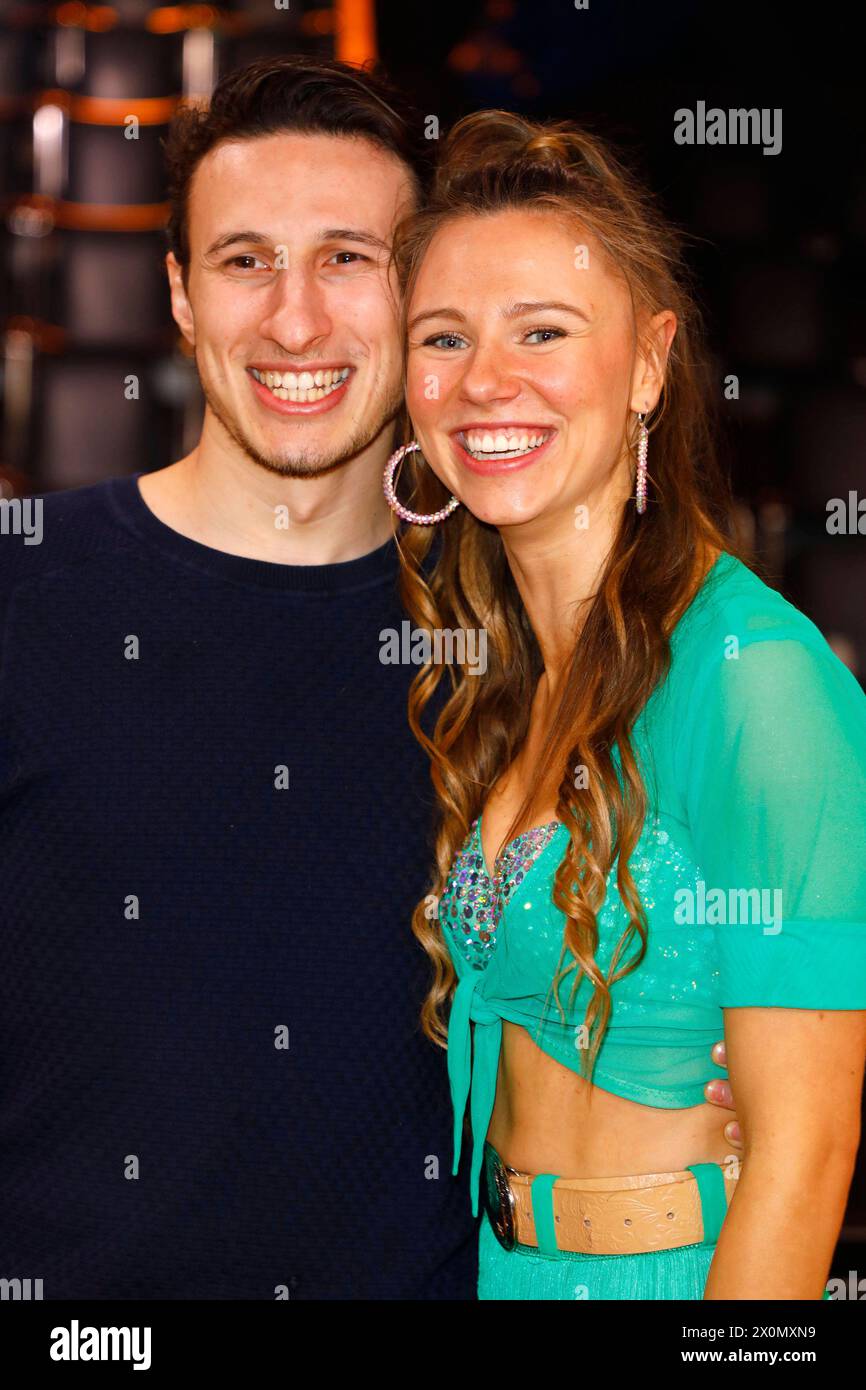 Ann-Kathrin Bendixen mit Freund Isa Akhmatov in der sechsten Live-Show der 17. Staffel der RTL ...