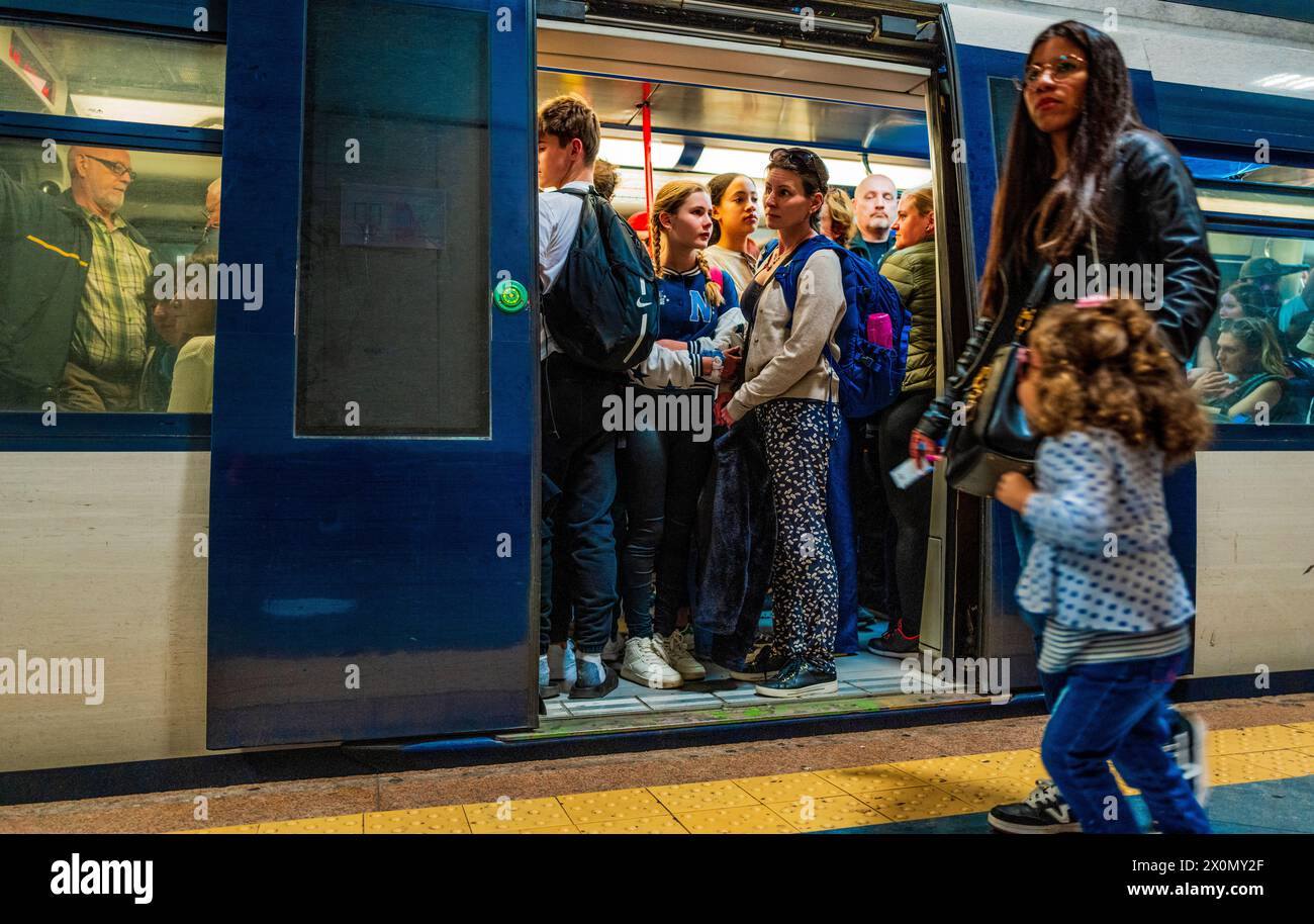 Busy italian train station hi-res stock photography and images - Alamy