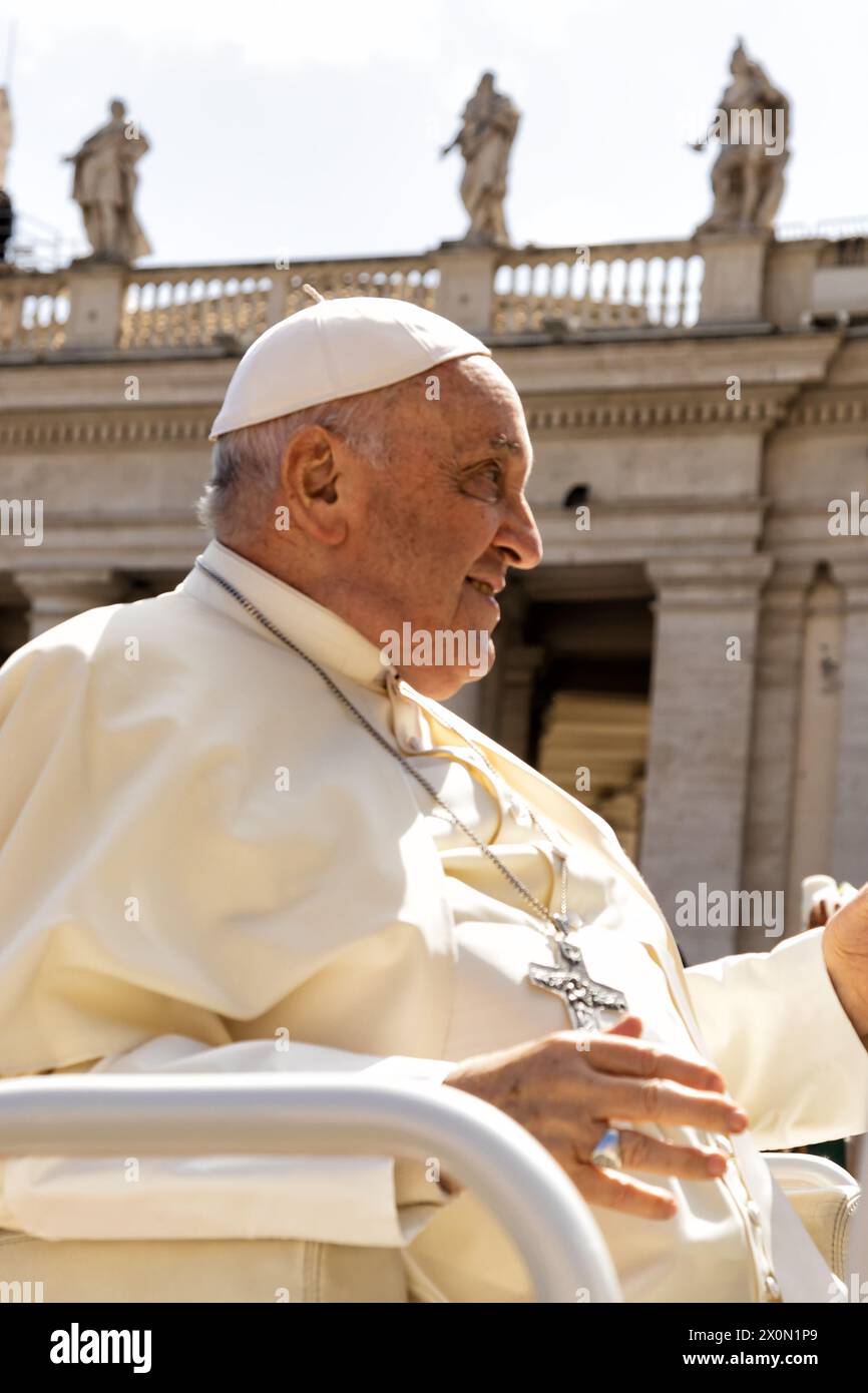 Francis Bergoglio celebrates mass and greets the faithful who arrived ...