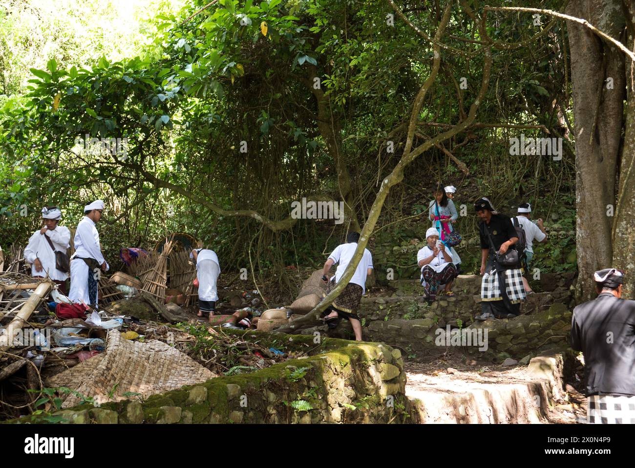 Burial tribe hi-res stock photography and images - Alamy