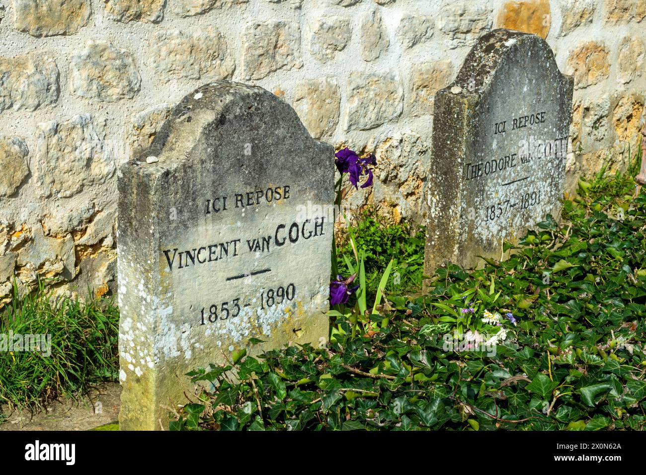 Auvers-sur-Oise. Tombs of Vincent and Theo Van Gogh at the cemetery ...