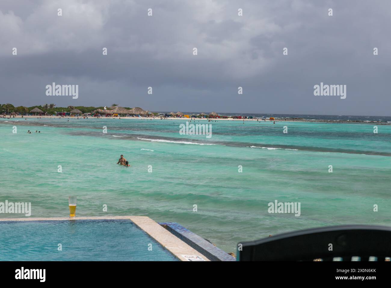 Baby Beach Aruba with JADS Rium Reef infinity pool Stock Photo - Alamy