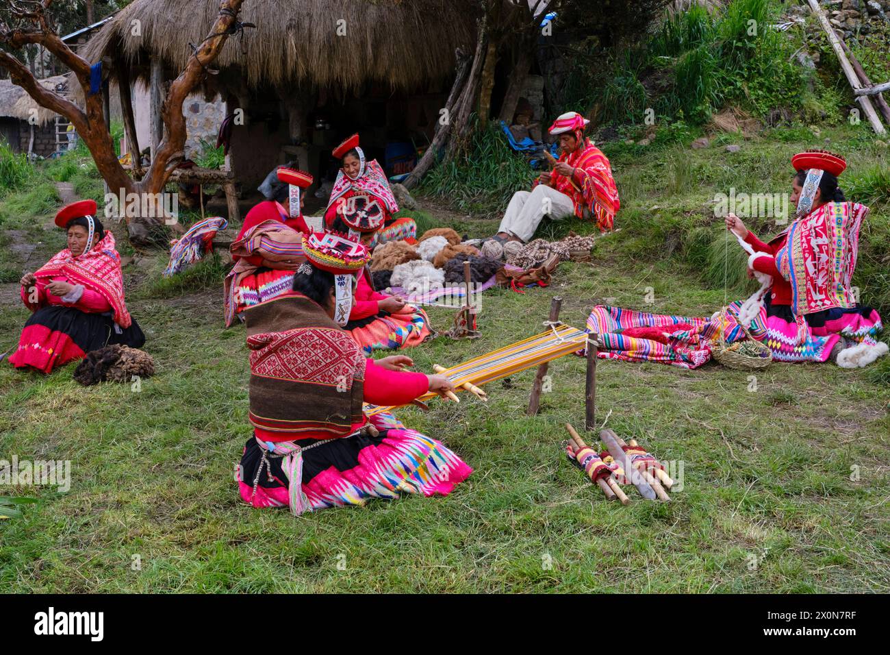 Quechua women weaving andes hi-res stock photography and images - Alamy
