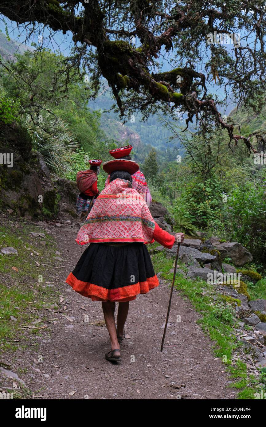 Peru, province of Cuzco, the Sacred Valley of the Incas, group of women ...