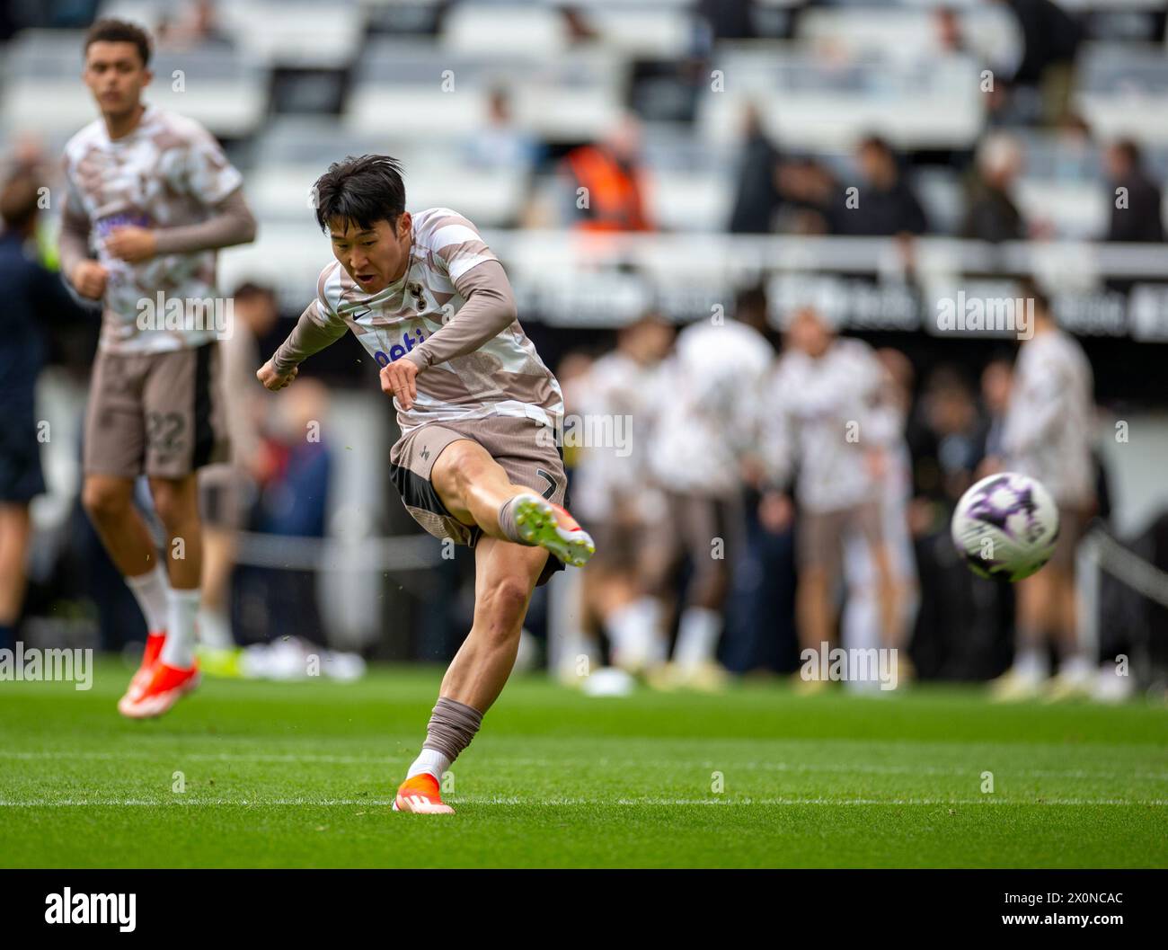 Heung min son warm up hi-res stock photography and images - Alamy