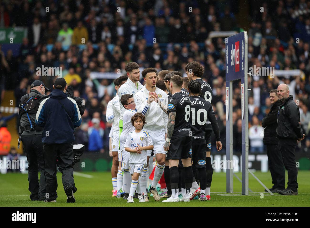 The two teams shake hands before the Sky Bet Championship match Leeds ...