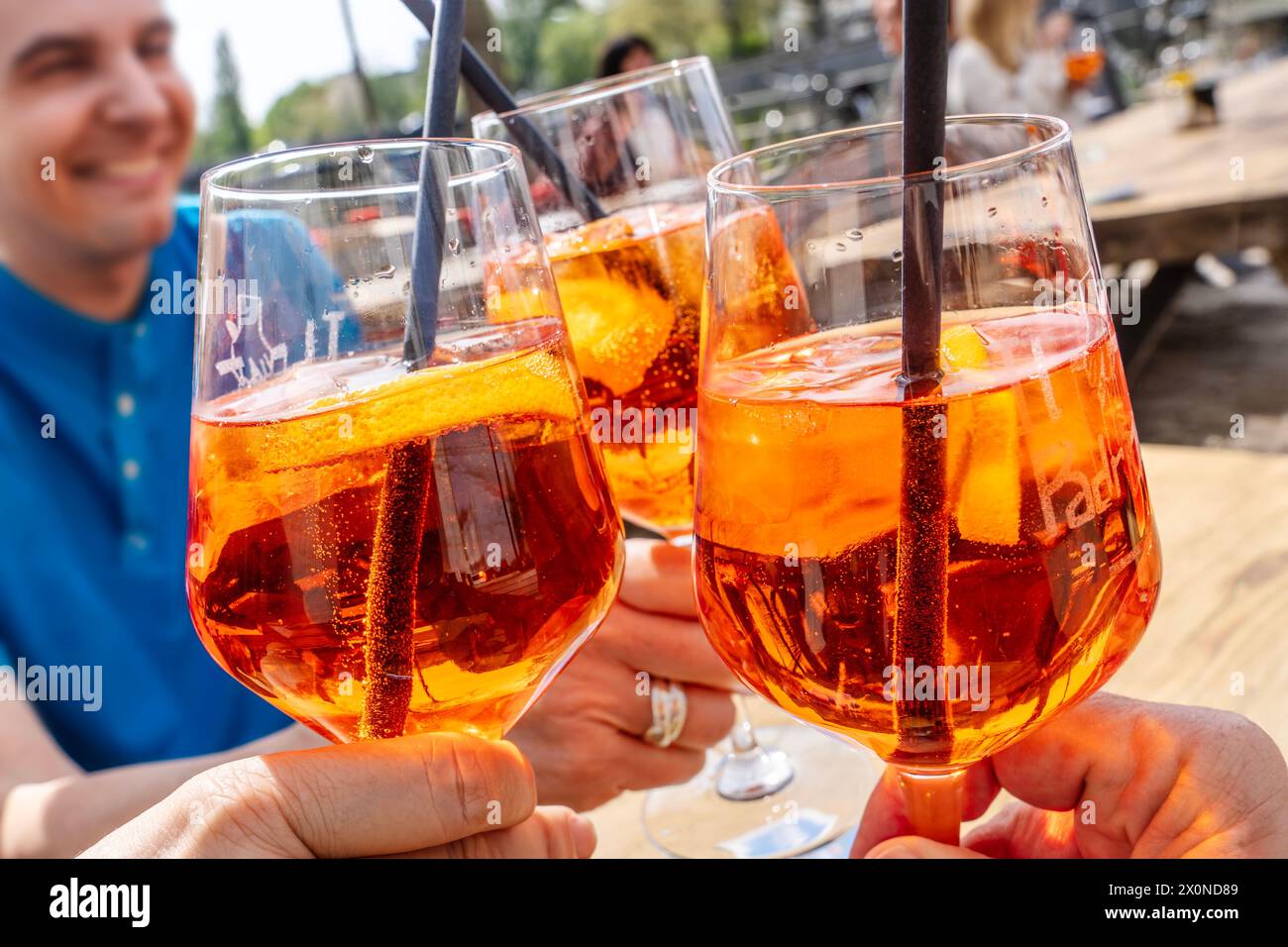 Aperol Spritz, Gäste stoßen mit Gläsern an, Frühling, Landshut, April ...