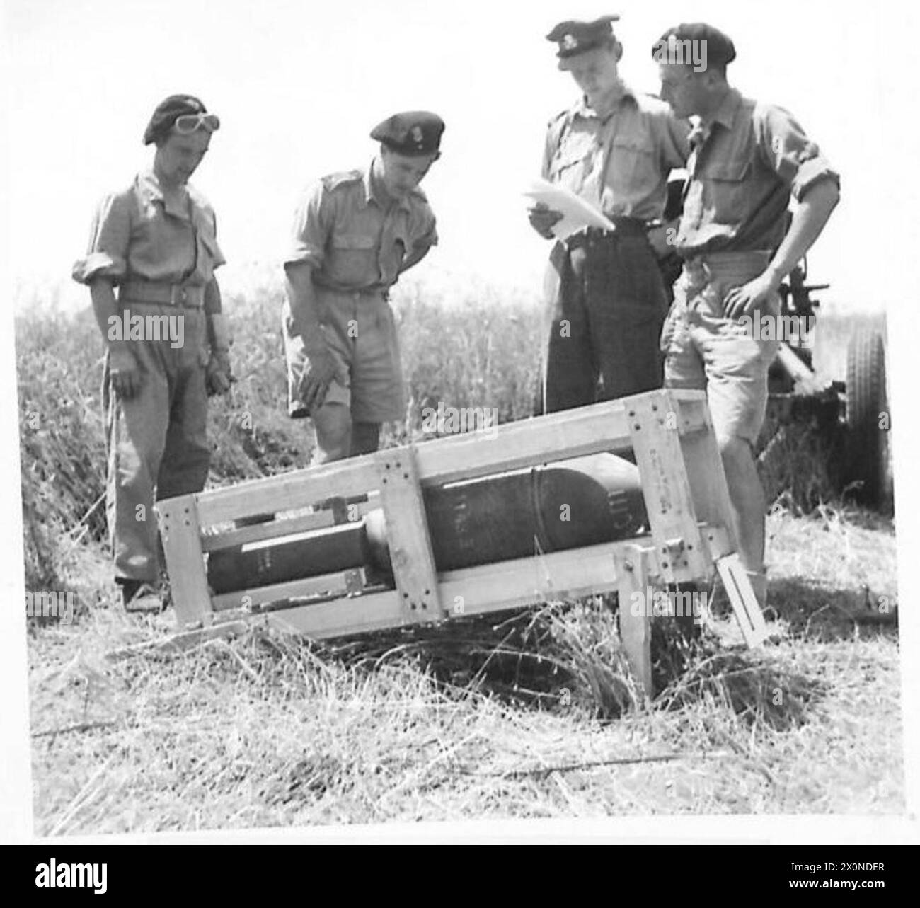 EIGHTH ARMY : GENERAL LEESE VISITS EXHIBITION OF ENEMY EQUIPMENT ...