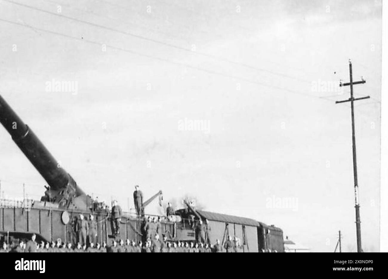 EIGHTEEN INCH HOWITZER - The 18" Howitzer and its crew of gunners at ...