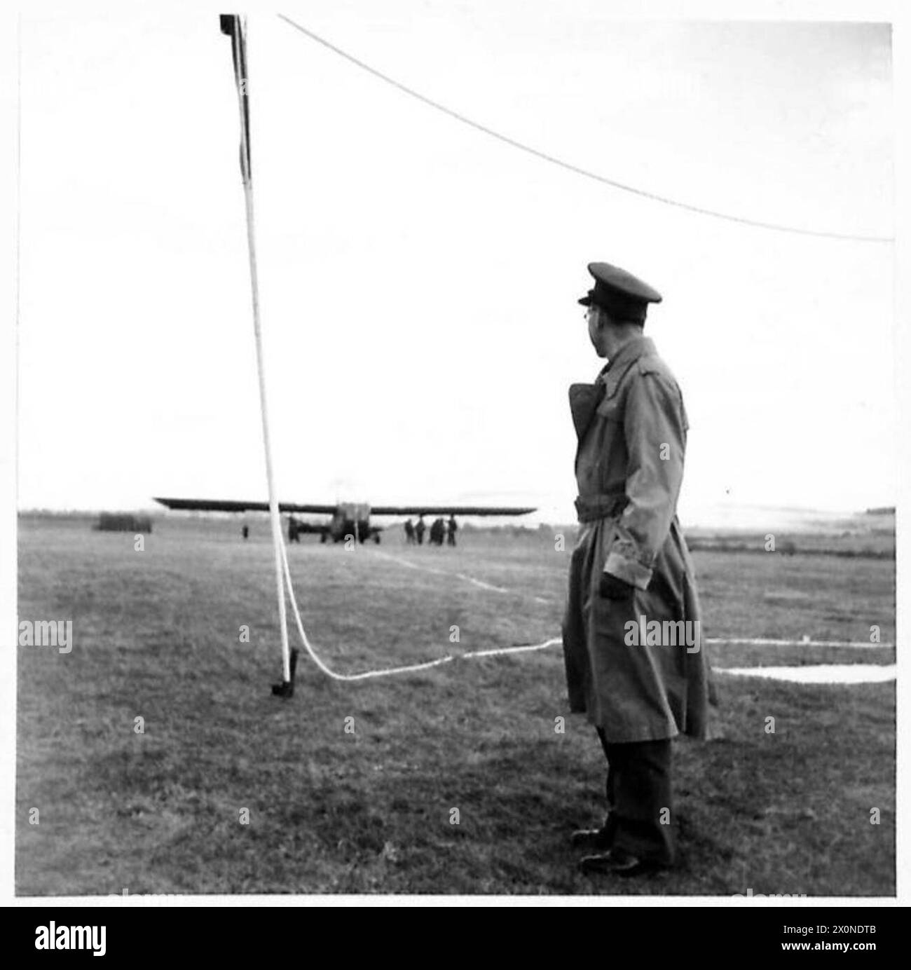 AIRBORNE DEMONSTRATION - How a glider is snatched off the ground by an ...