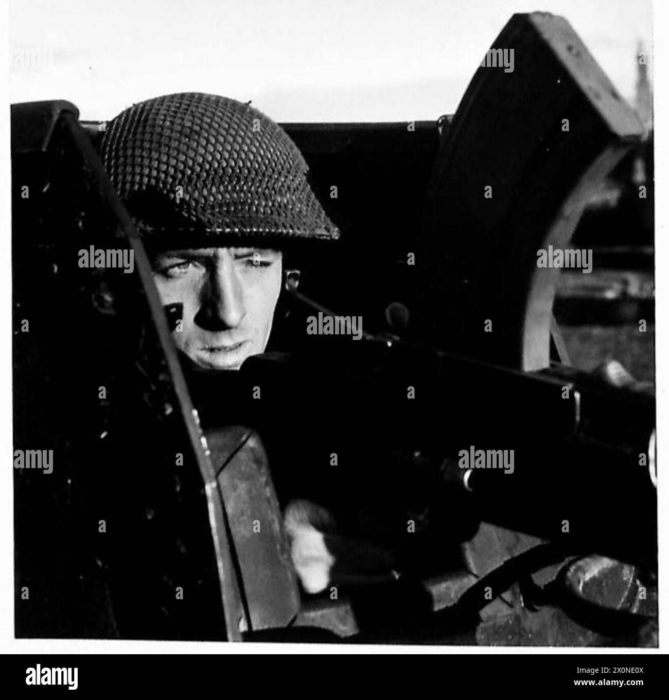 MEN OF A RECONNAISSANCE REGIMENT UNDER TRAINING - The Bren gunner is ...