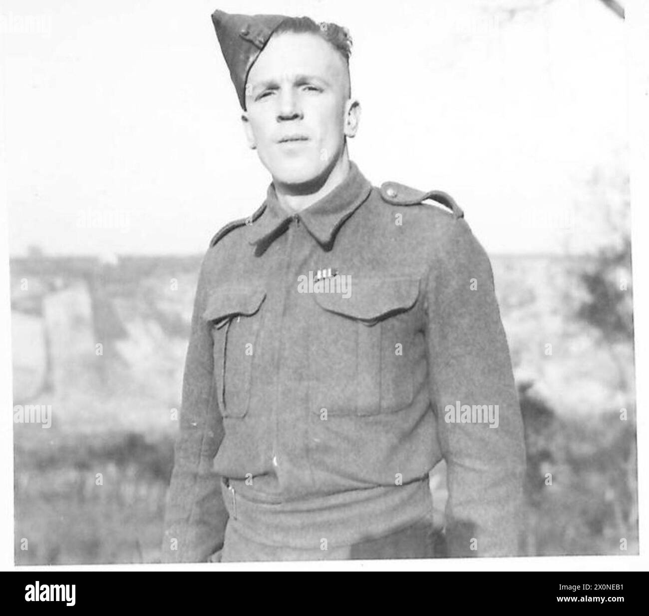 ITALY : EIGHTH ARMYAWARDS IN THE FIELD - Pte. Elsmore of Ellwood, near ...