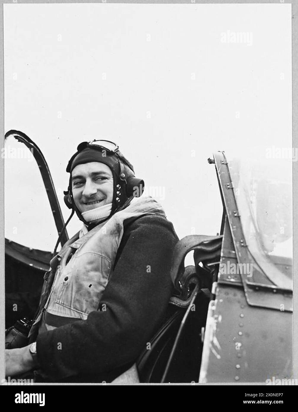 Distinguished flying cross medal hi-res stock photography and images ...