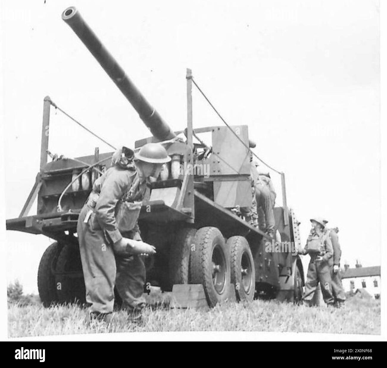 MOBILE GUNS - The crew of a 4 inch Naval Mobile gun in action during a ...