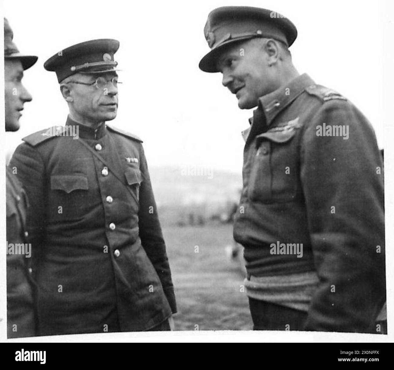ITALY : EIGHTH ARMY - The two Generals converse, with Major-General Solodovnik (on left ...