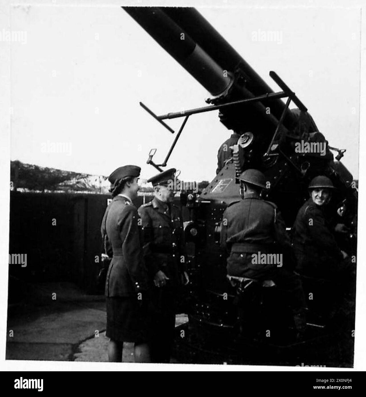 LT. DE VILLIERS VISITS AN ACK-ACK GUN SITE - General Sir F.A. Pile and ...