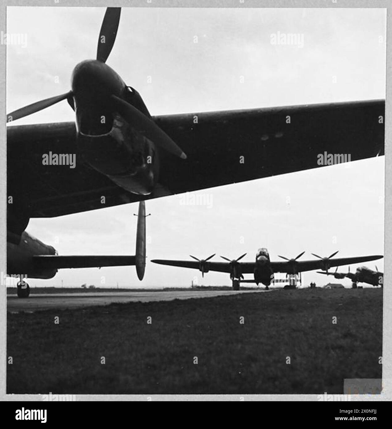 Raf personnel on bomber hi-res stock photography and images - Alamy