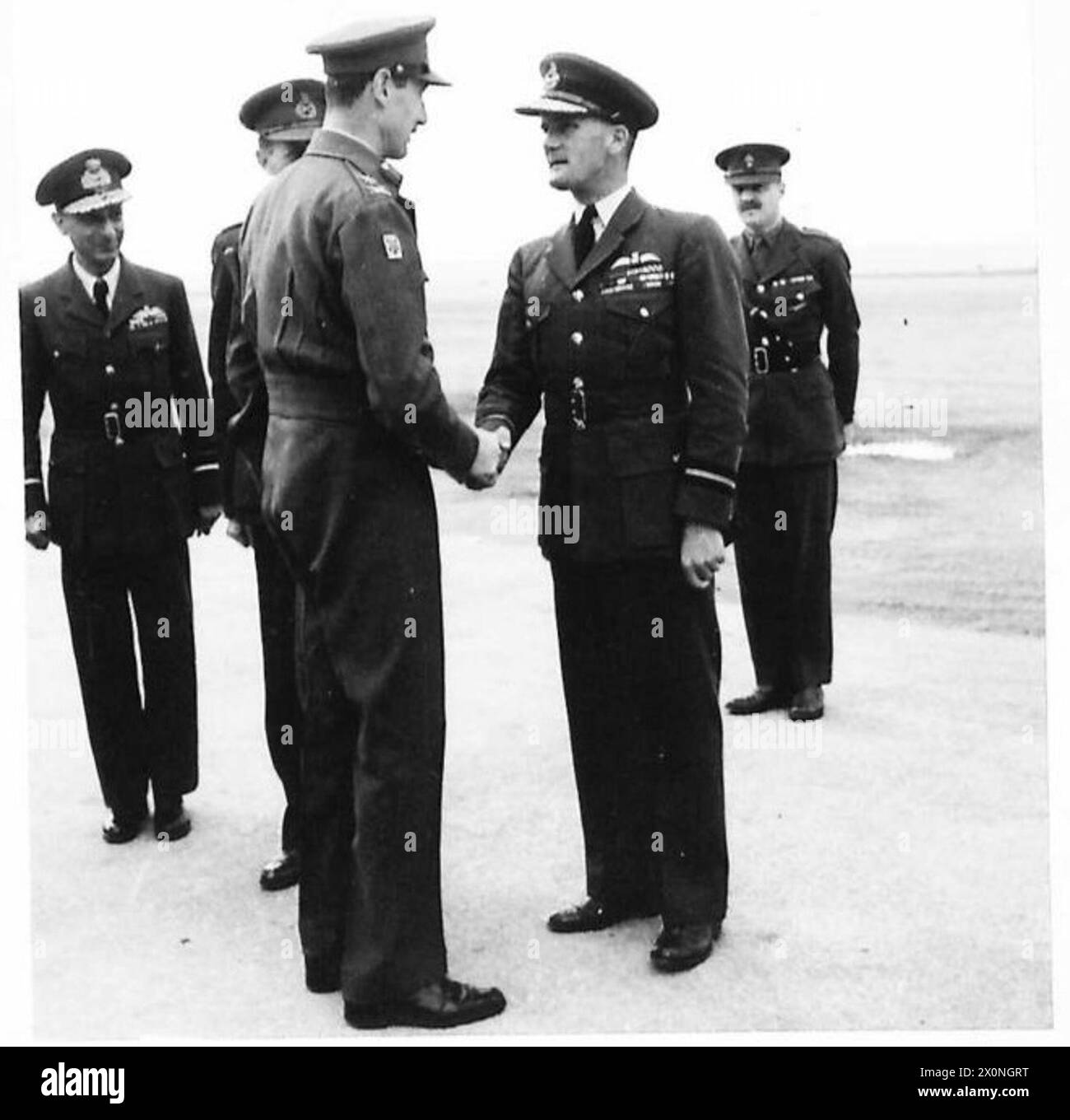 GENERAL SCOBIE DEPARTS - General Scobie has a parting chat with Air ...