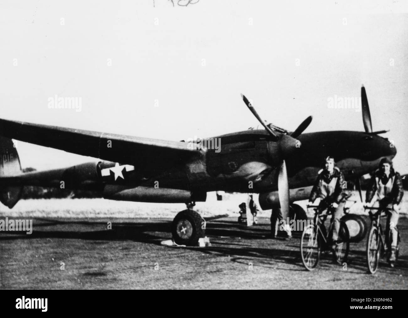 UNITED STATES EIGHTH AIR FORCE IN BRITAIN, 1942-1945 - Two officers of ...