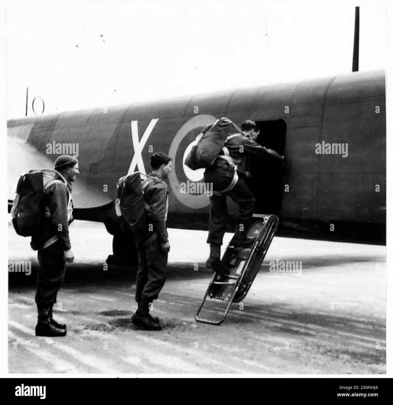 PARACHUTE TROOPS IN TRAINING - Troops going aboard a training plane ...