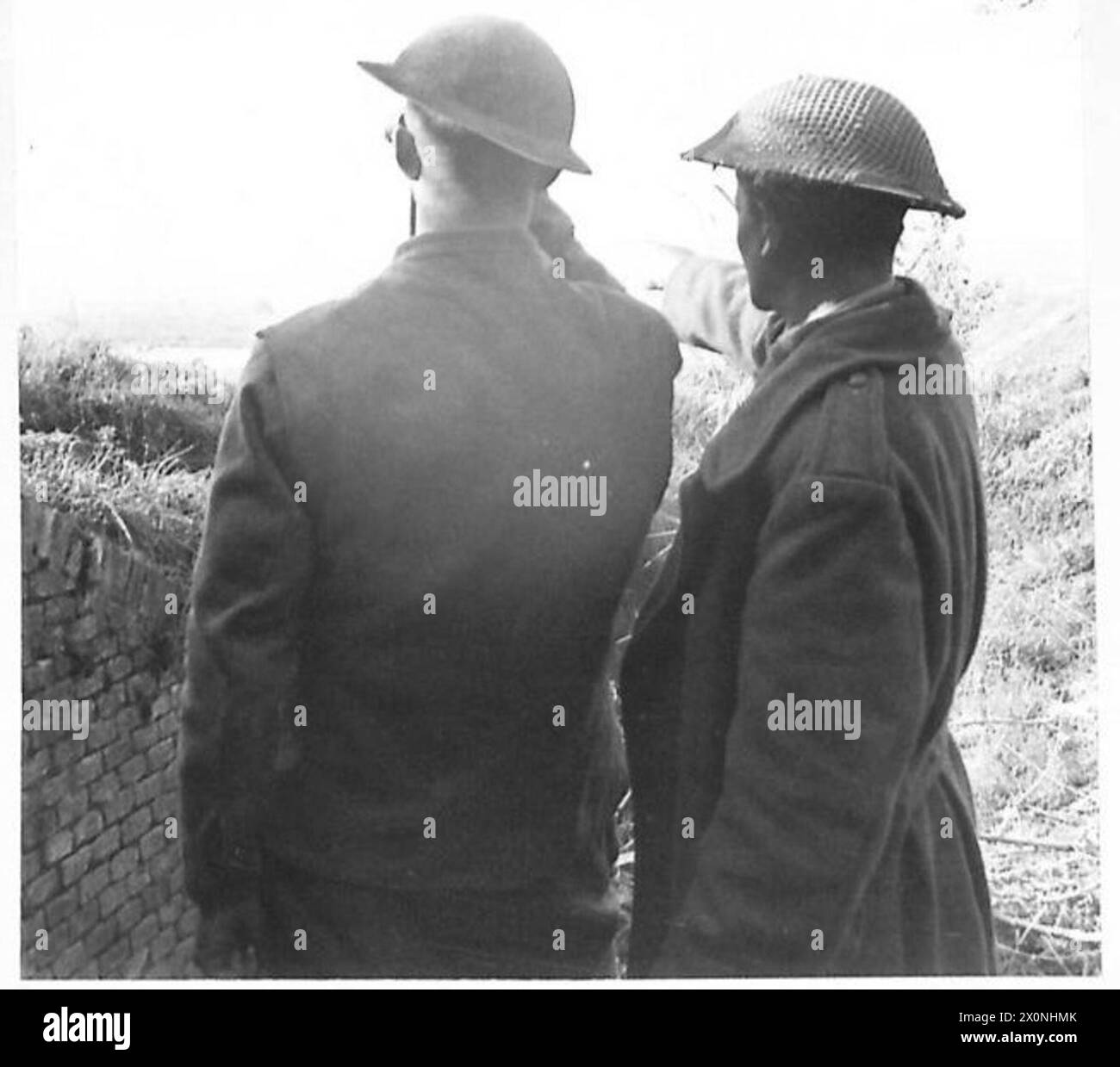 Two Recce Corps troopers observe British shellfire on Mozzagrogna ...