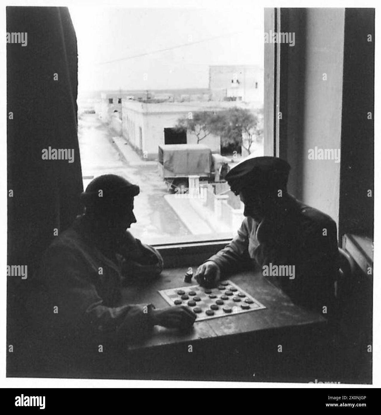 Soldiers play a game of draughts in the YMCA building in Tobruk Stock ...